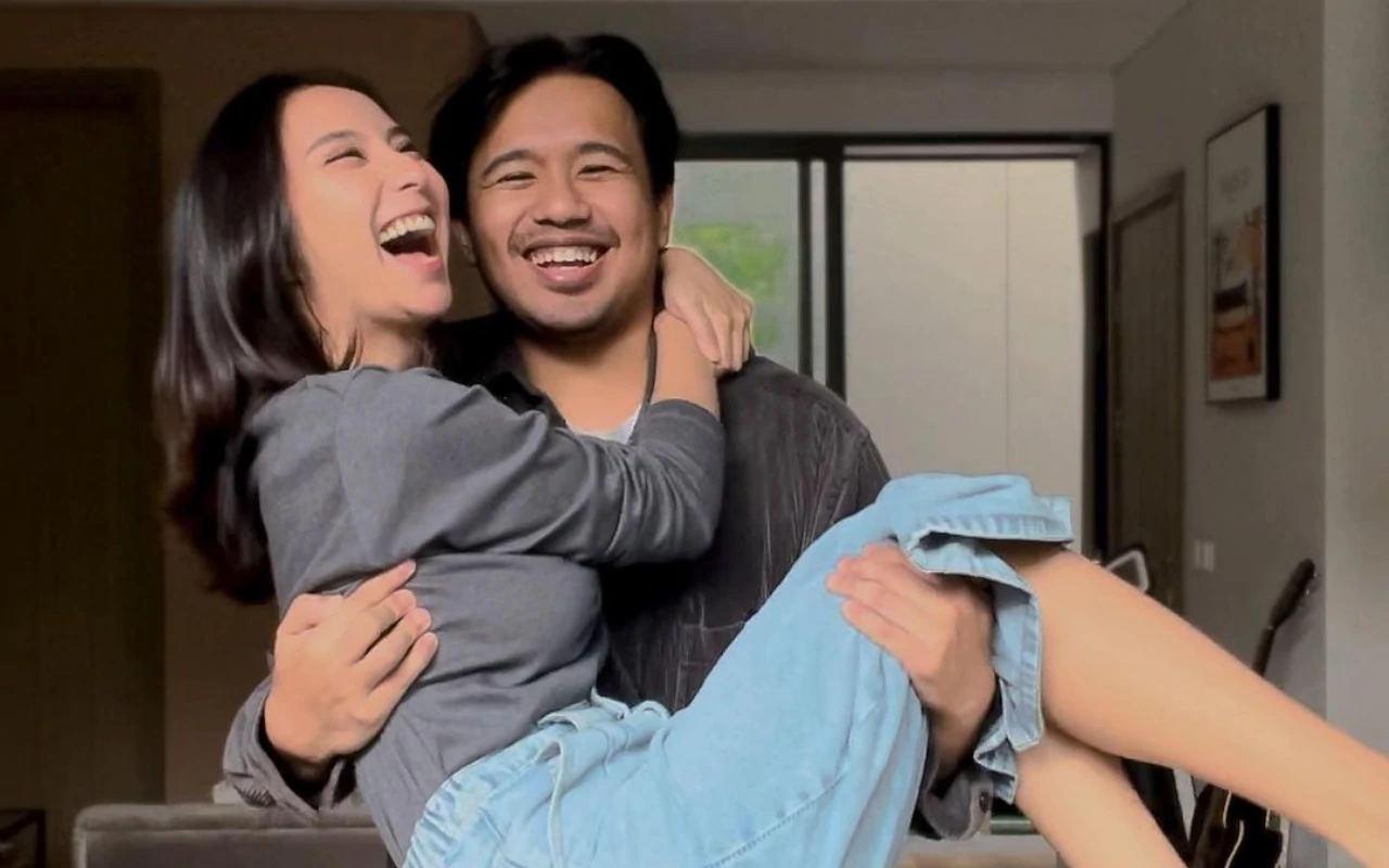 Joshua Suherman Girang Umumkan Kehamilan Pertama Istri