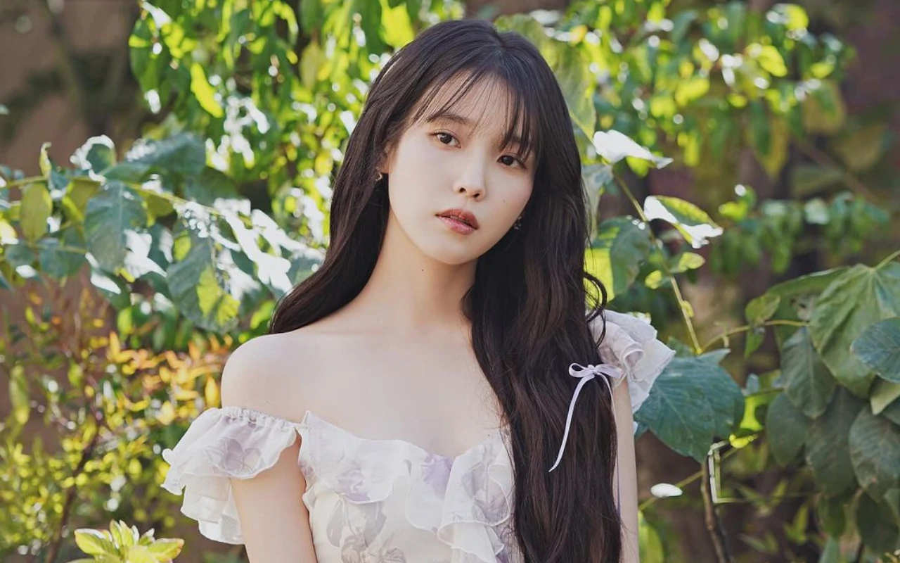 IU Tampilkan Pesona Berbeda dengan Outfit Berani di Pemotretan Terbaru