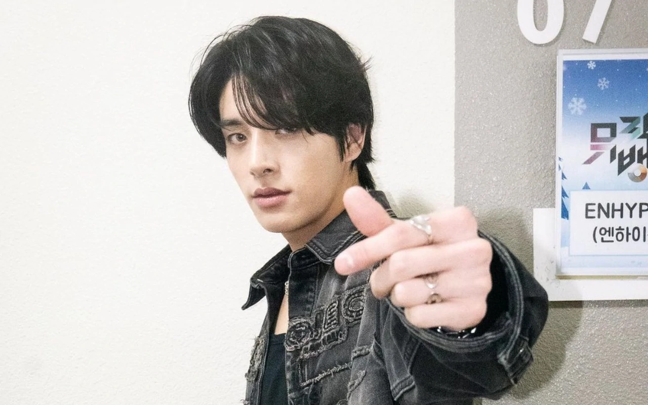 Jake ENHYPEN Tepati Janji Belikan Fans Item Prada dengan Kartu Minion