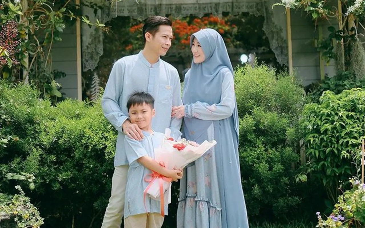 Ikram Rosadi Perdana Ajak Putra Larissa Chou Salat Tarawih