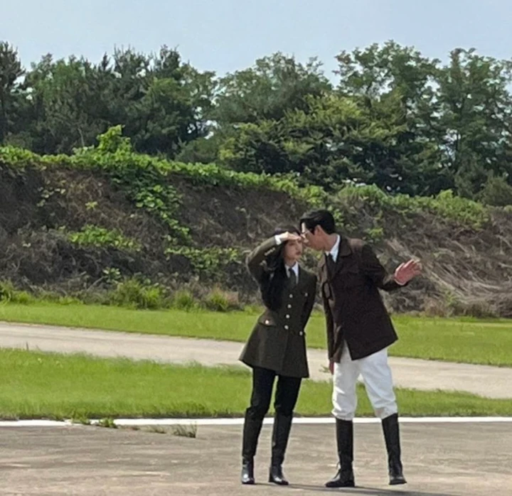 Foto Candid Kim Ji Won & Park Sung Hoon di Lokasi 'Queen Of Tears' Jadi Bahan Gosip