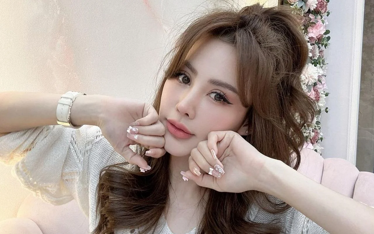 Emily Young Ryu 'Idol' Tampil Cantik Berhijab Ikut Tren War Takjil
