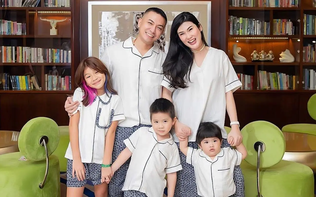 Putri Cantik Samuel Rizal dan Stevie Agnecya Senyum Tegar Jaga Dua Adik ...