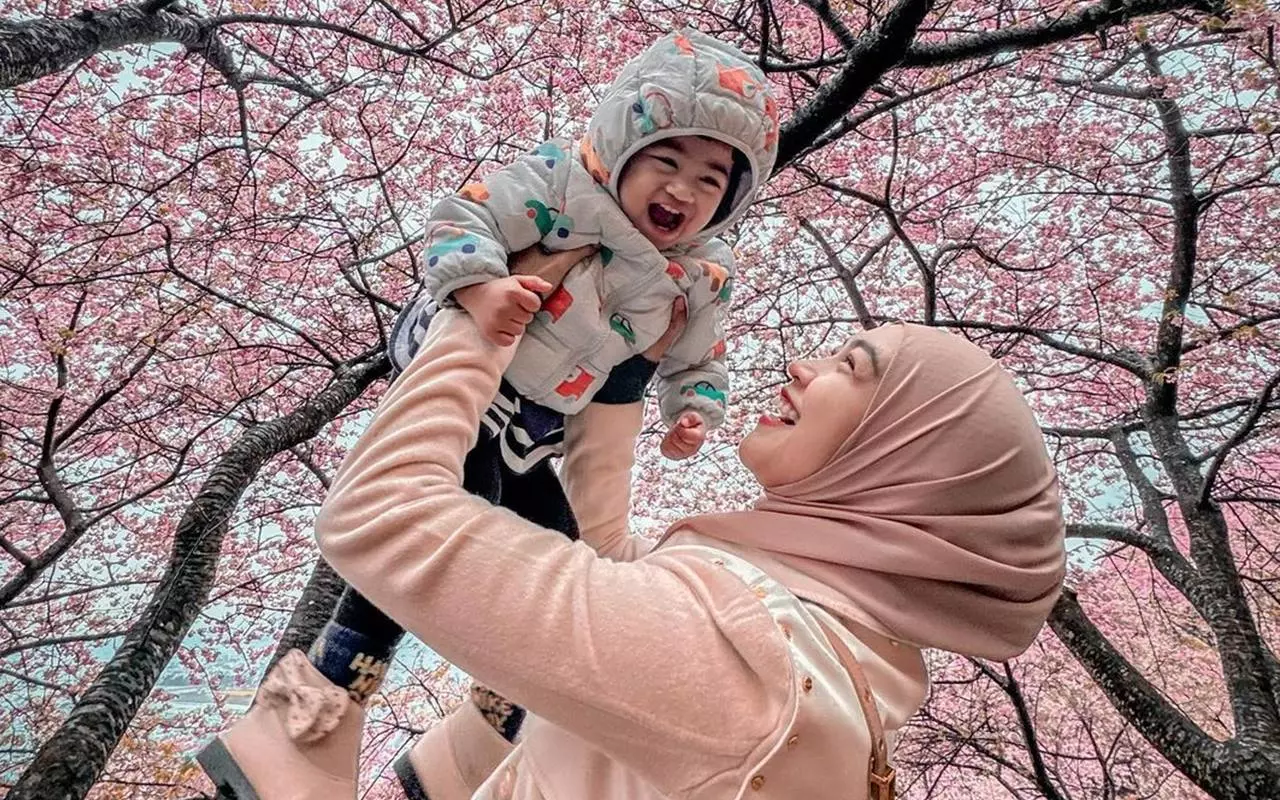 Ria Ricis Cosplay Jadi Pocong sembari Ungkit Eksploitasi Anak