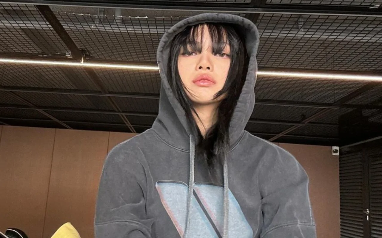 Cara Lisa BLACKPINK Promosikan Merchandise LLOUD Sungguh Mewah