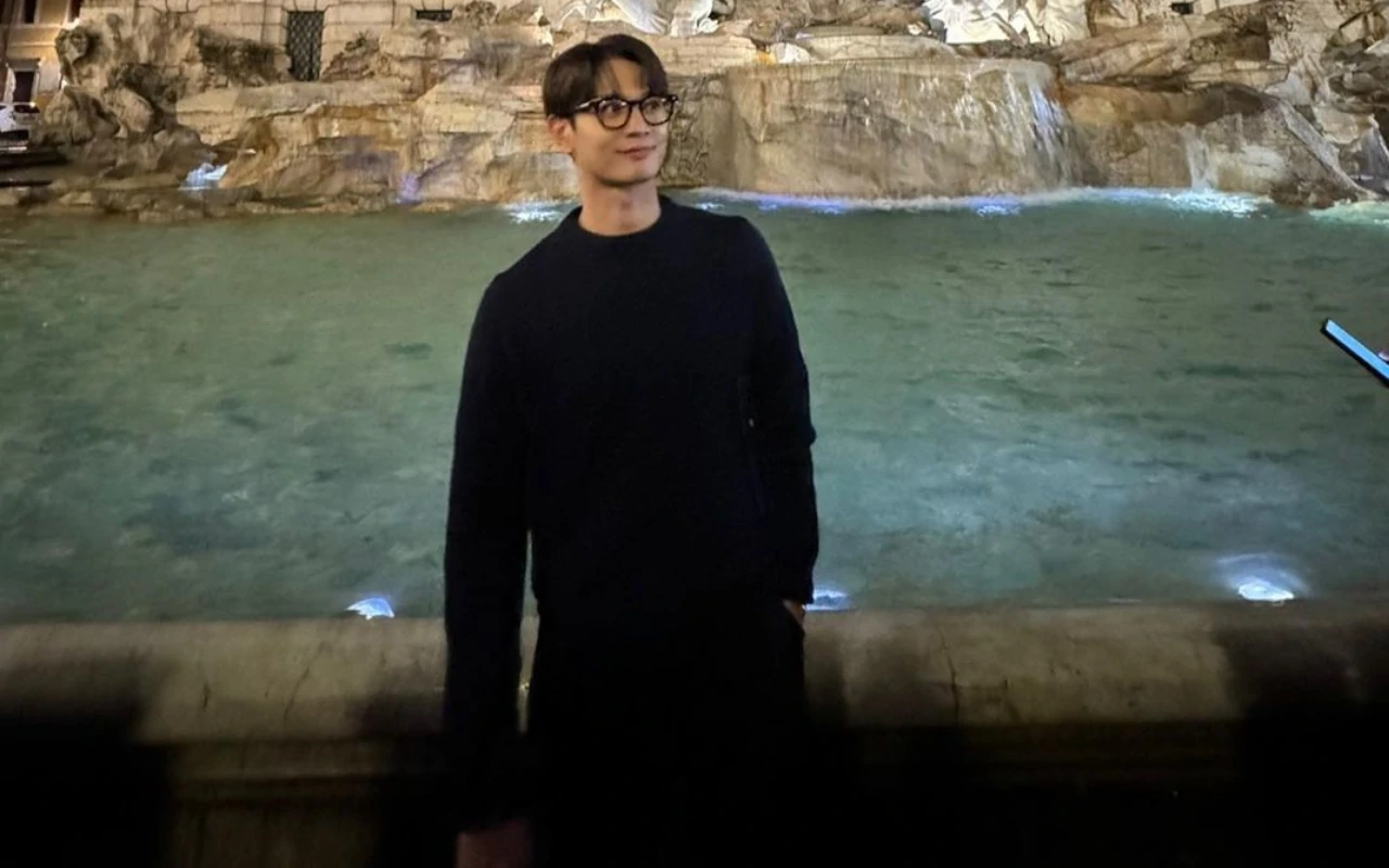 Minho SHINee Pamer Cap Jempol usai Perpanjang Kontrak dengan SM ...