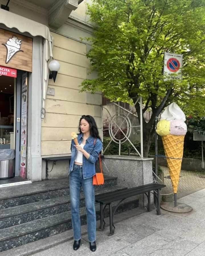 Moon Ga Young Pamer Kaki Bak Sumpit saat Taklukkan Outfit Serba Jeans