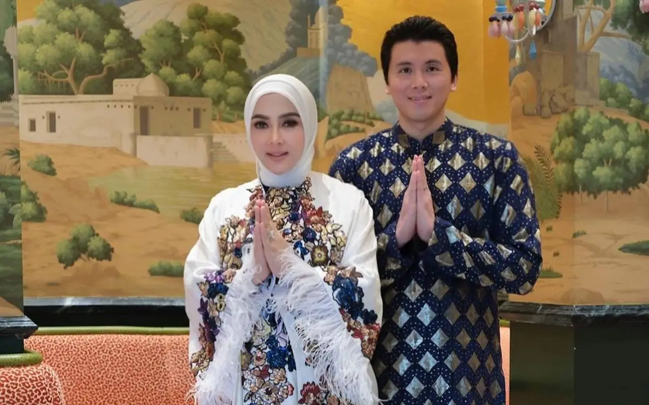 Akun Musuh Syahrini Kuliti Kejanggalan Gestur Tangan Reino Barack saat ...