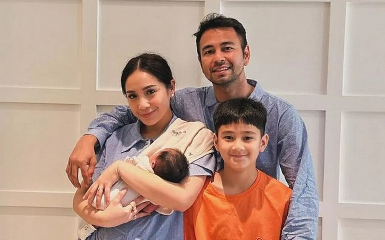 Raffi Ahmad Spill Wajah Cantik Bayi Lily saat Dicium Nagita Slavina