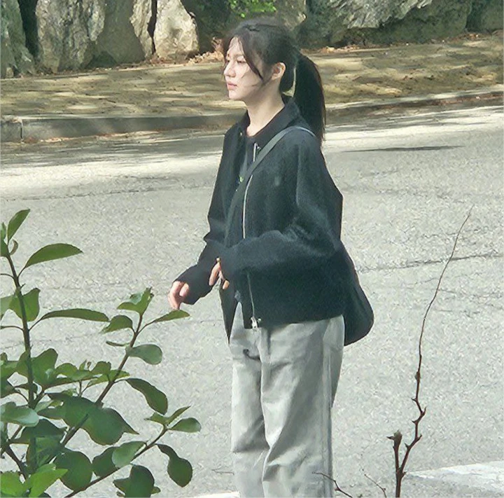 Visual Go Yoon Jung Kepergok Syuting Ulang 'Resident Playbook' Curi Fokus