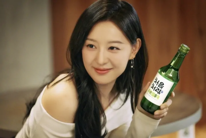 Kim Ji Won Disanjung usai Resmi Gantikan Han So Hee sebagai Model Iklan Soju