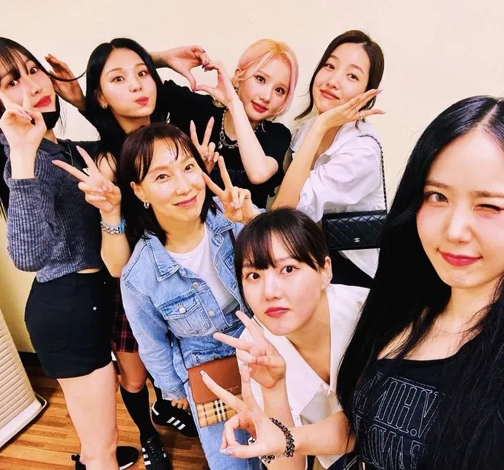 GFriend Tuai Reaksi Haru kala Reuni di Konser Perdana VIVIZ
