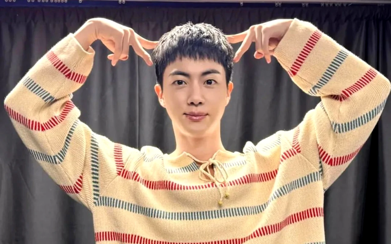 Jin BTS Buat Fans Histeris kala Pamer Abs di Acara 'Jin's Greetings'