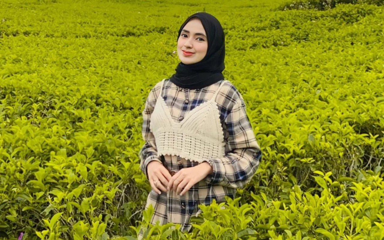 Aida Selvia Sindir Suami Ahli Maksiat kala Curhat Pilu di Makam Ayah