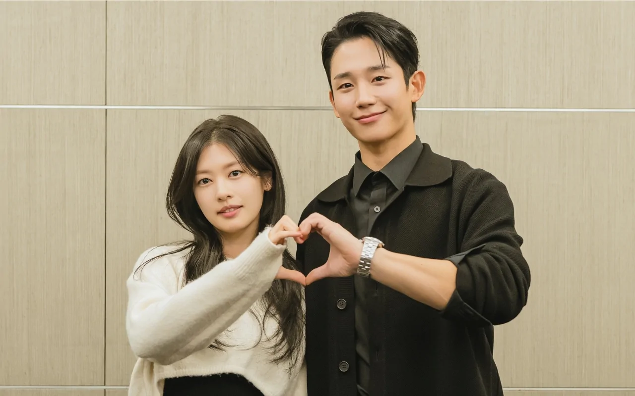 Gaya Rambut Jung Hae In Disorot saat Dampingi Jung So Min di Baca ...
