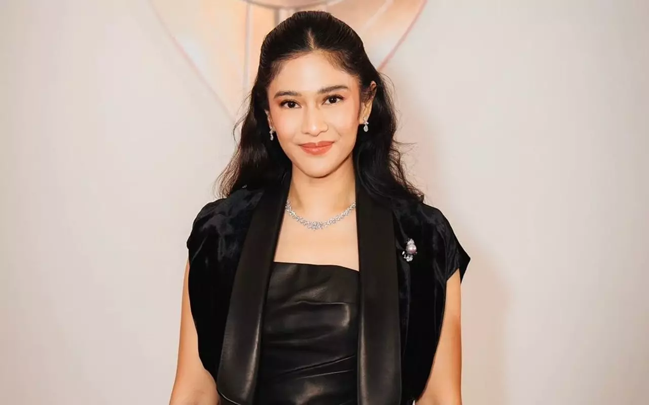 Dian Sastro Tampil Menyala dengan Gaun Merah kala Hadir di Seoul International Drama Awards