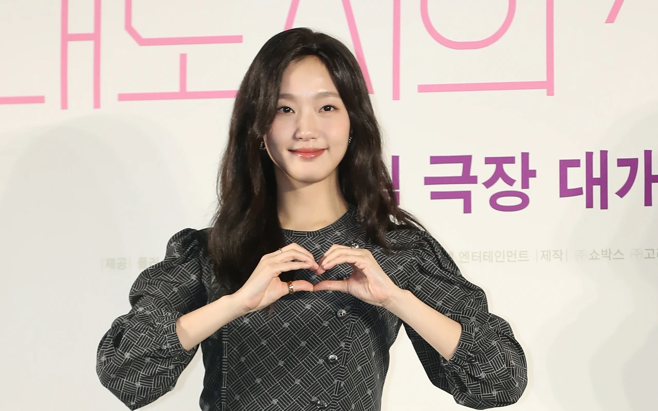 Kim Go Eun Buat Syok Pakai Outfit Rp92 Juta untuk Panen Kentang