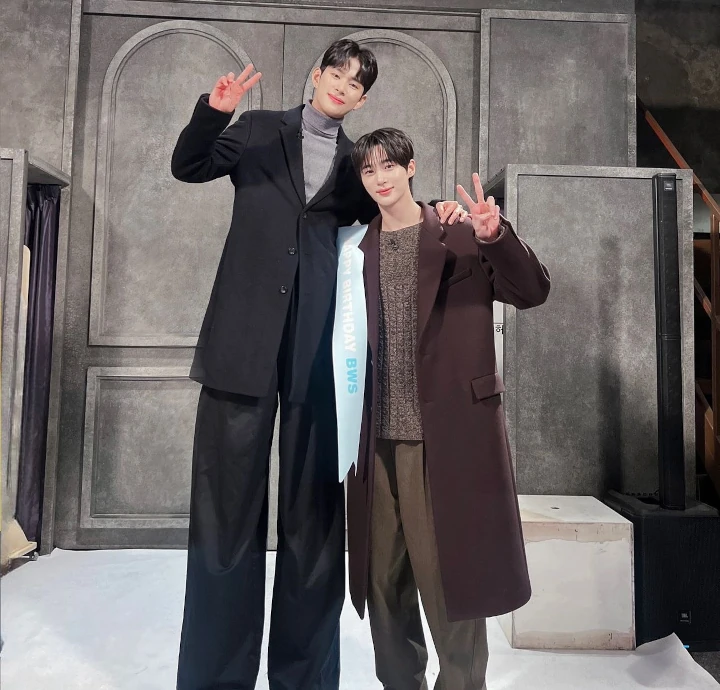 Byeon Woo Seok Buat Syok Tampak Mungil saat Foto Bareng Komedian Son ...