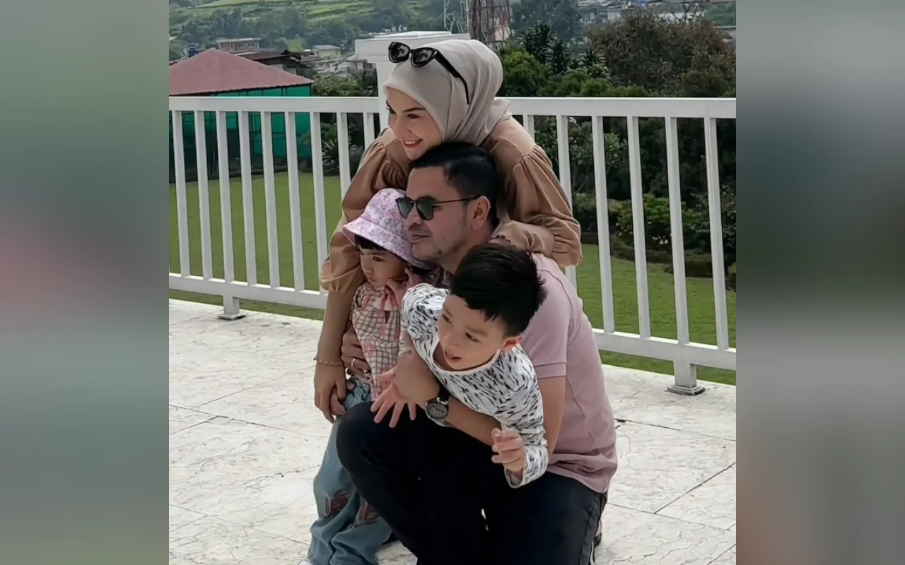 Putra Irish Bella Ngintil Manja pada Ayah Tiri Auto Gemesin