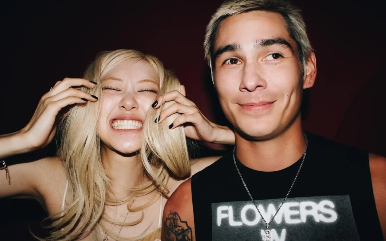 Rose BLACKPINK Pamer BTS Adegan Ciuman dengan Evan Mock di MV 'Toxic ...