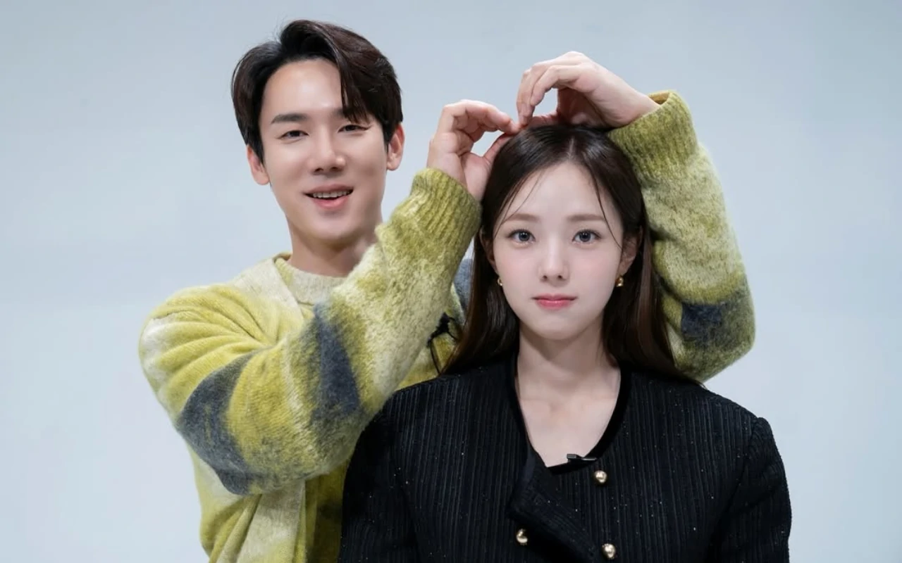 Gestur Yoo Yeon Seok saat Terima Piala Best Couple Bareng Chae Soo Bin Curi Fokus