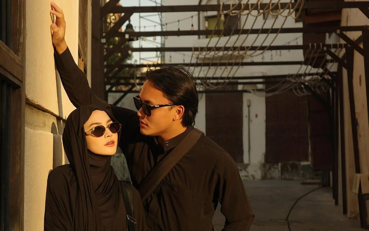 Mahalini Bumil Cantik Jadi Trendsetter 2025 Lewat Gaya Kerudung Meleyot