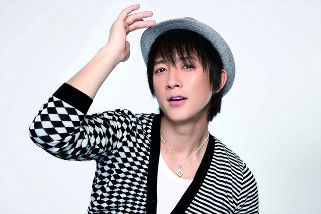 Gambar Foto Pose Han Geng di depan Kamera - Foto 2 dari 32
