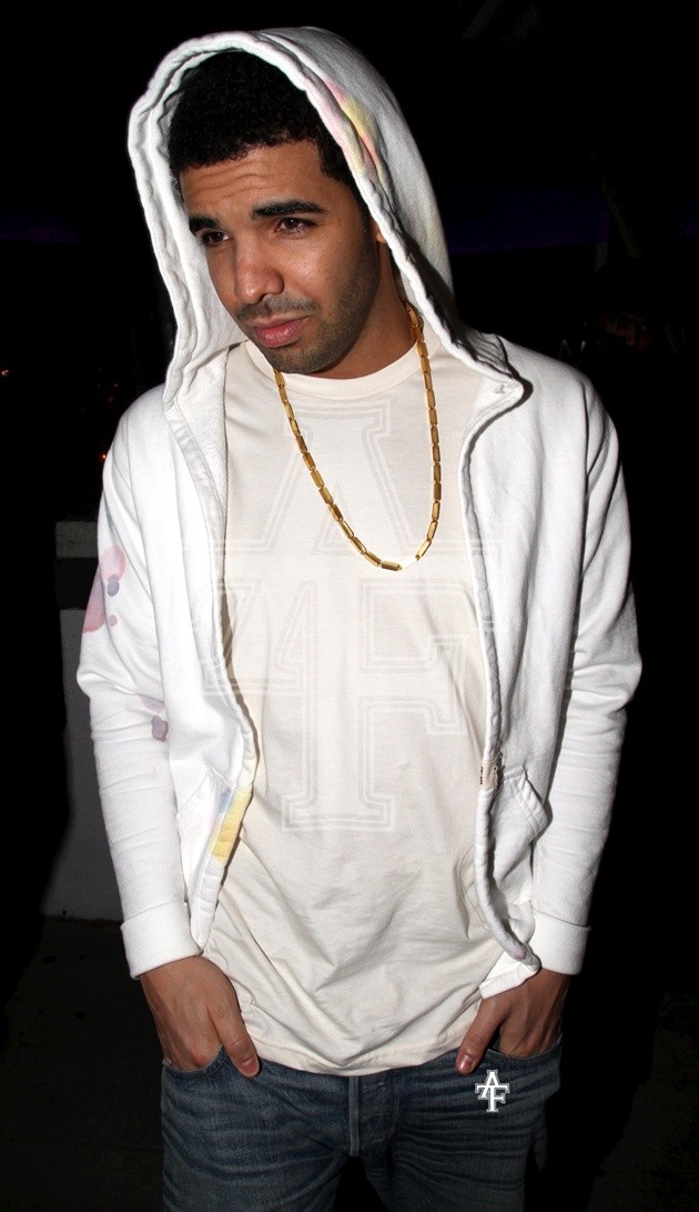 Gambar Foto Drake dari Aktifitasnya Pada Malam hari - Foto 2 dari 20