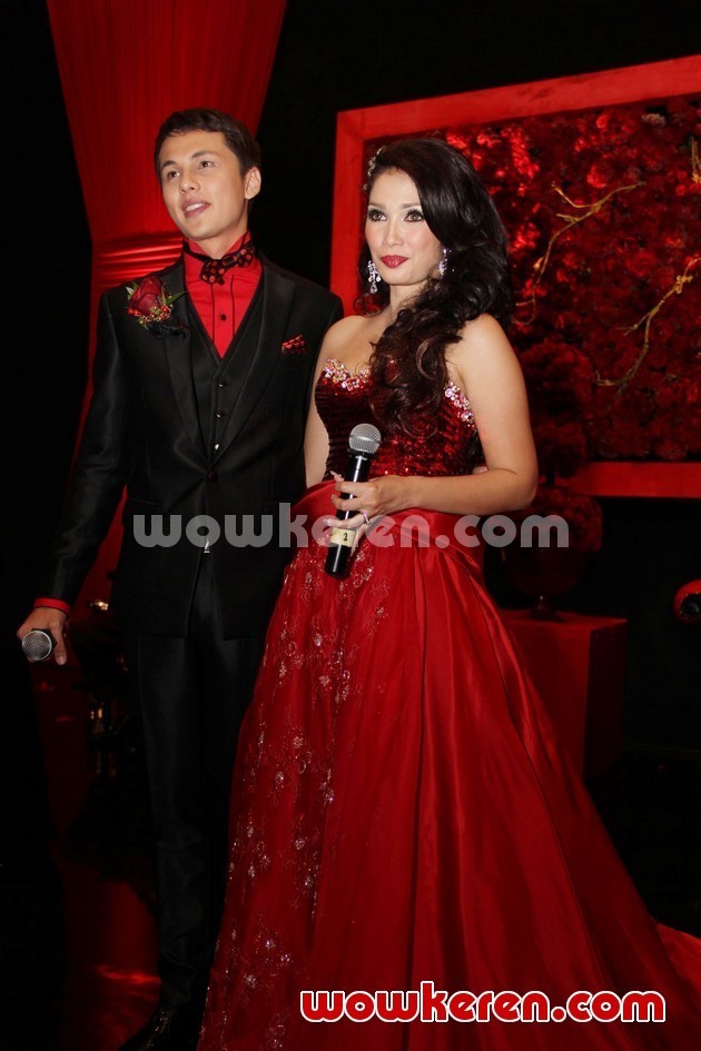 Gambar Foto Resepsi Pernikahan Ussy Sulistiawaty dan Andhika Pratama ...