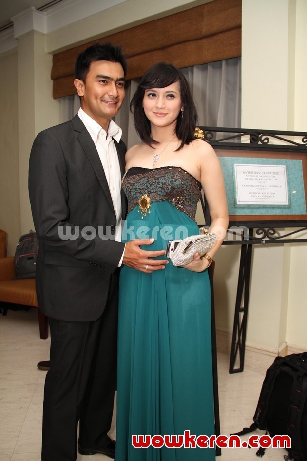 Gambar Foto Shandy Syarif dan Phylsa Idroes di Resepsi Pernikahan Ussy ...