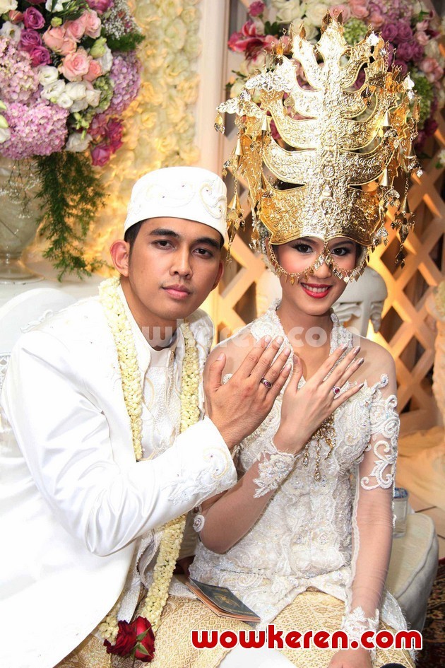 Foto Feby Rizky Kenakan Mahkota Bulang Khas Tapanuli di Prosesi Ijab ...