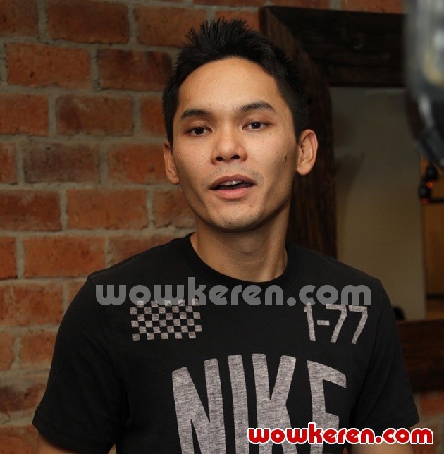 Gambar Foto Ben Kasyafani Saat Ditemui di Lio Gallery Kemang - Foto 2 ...