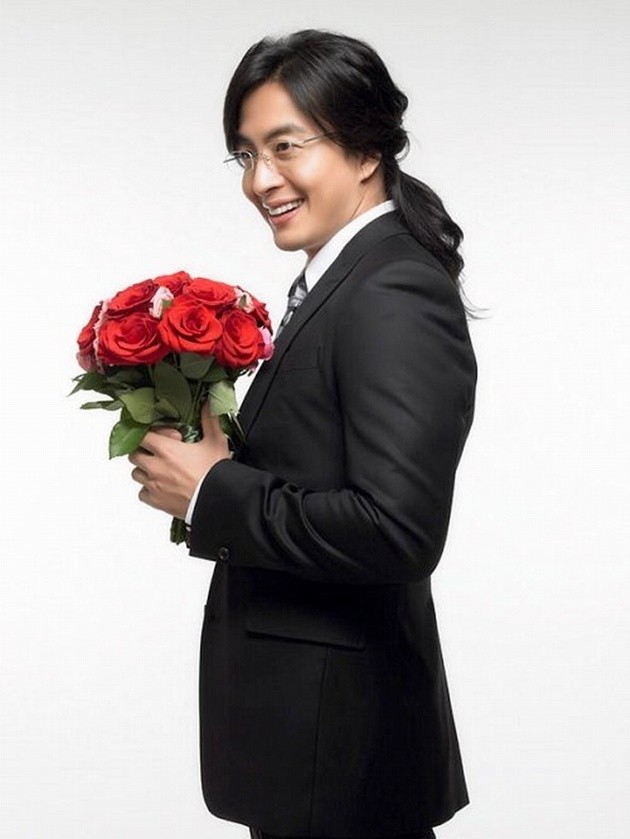 Gambar Foto Bae Yong Joon Menjadi Pria Romantis - Foto 2 dari 20