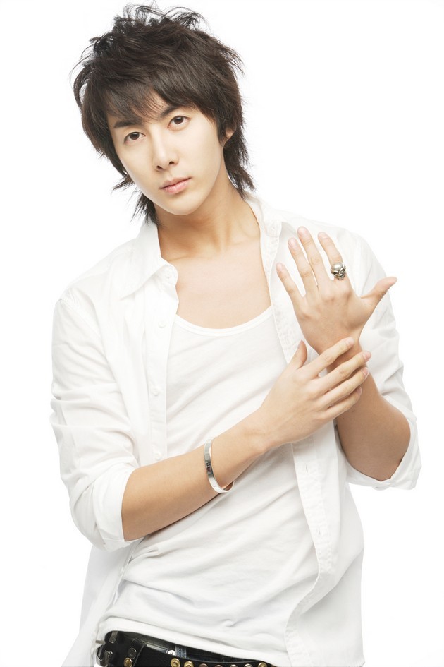 Gambar Foto Gaya Trendi Kim Hyung Jun di Depan Kamera - Foto 2 dari 8