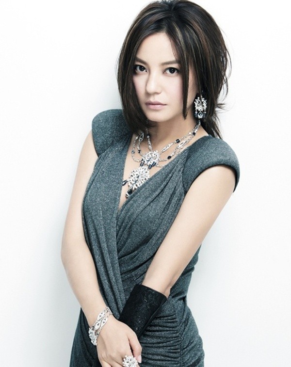 Gambar Foto Vicki Zhao Glamor di Setiap Penampilannya - Foto 2 dari 20