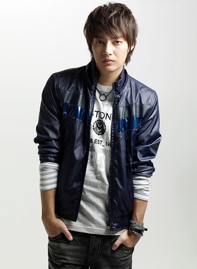 Gambar Foto Kim Joon Menjadi Ikon Fashion Omphalos - Foto 2 dari 20