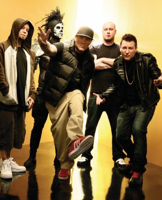 Foto Aksi Vokalis Limp Bizki, Fred Durs di Atas Panggung - Foto 2 dari 10