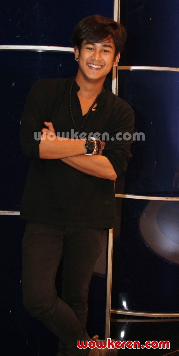 Gambar Foto Dwi Andhika Saat Ditemui di SCTV Tower - Foto 2 dari 35