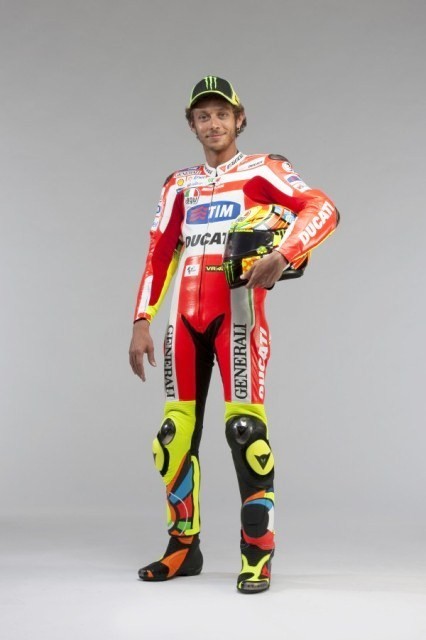 Gambar Foto Valentino Rossi Memamerkan Motor Baru Ducati di MotoGP 2012 ...