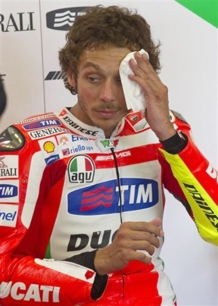 Gambar Foto Valentino Rossi Memamerkan Motor Baru Ducati di MotoGP 2012 ...