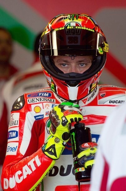 Gambar Foto Valentino Rossi Memamerkan Motor Baru Ducati di MotoGP 2012 ...