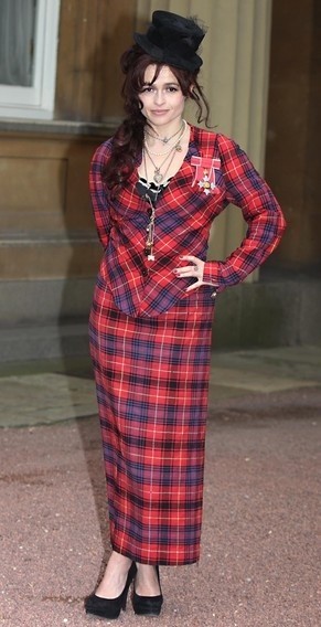 Gambar Foto Helena Bonham Carter Berpose dengan Medali 'Commander of ...