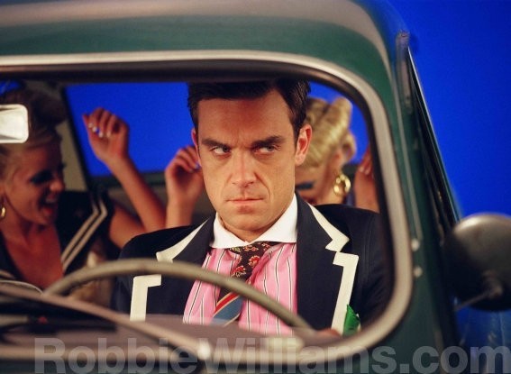 Gambar Foto Robbie Williams Dalam Video Shoot 'Tripping' - Foto 2 dari 20