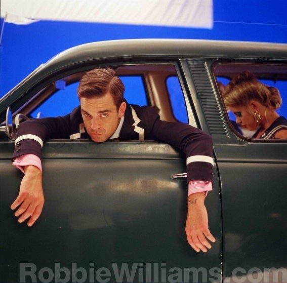 Foto Robbie Williams Dalam Video Shoot 'Tripping' - Foto 2 dari 20