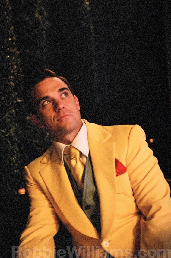 Foto Robbie Williams Dalam Video Shoot 'Tripping' - Foto 2 dari 20