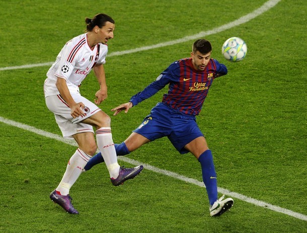 Gambar Foto Zlatan Ibrahimovic dan Gerard Pique Saat Bertanding di Liga ...
