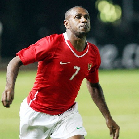 Gambar Foto Aksi Boaz Solossa Ketika Membela Timnas - Foto 2 dari 20