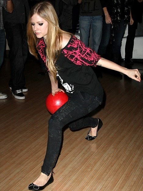 Gambar Foto Avril Lavigne Bermain Bowling dalam Acara Picksie 2.0 ...