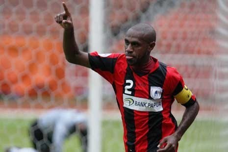 Gambar Foto Gaya Kemenangan Boaz Solossa Saat Membela Persipura - Foto ...