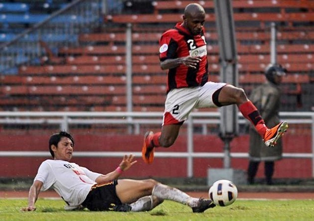 Gambar Foto Boaz Solossa Saat Membela Persipura Melawan East Bengal ...